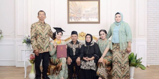 Model Batik Pria Untuk Acara Wisuda - HOBINGEBLOG.COM