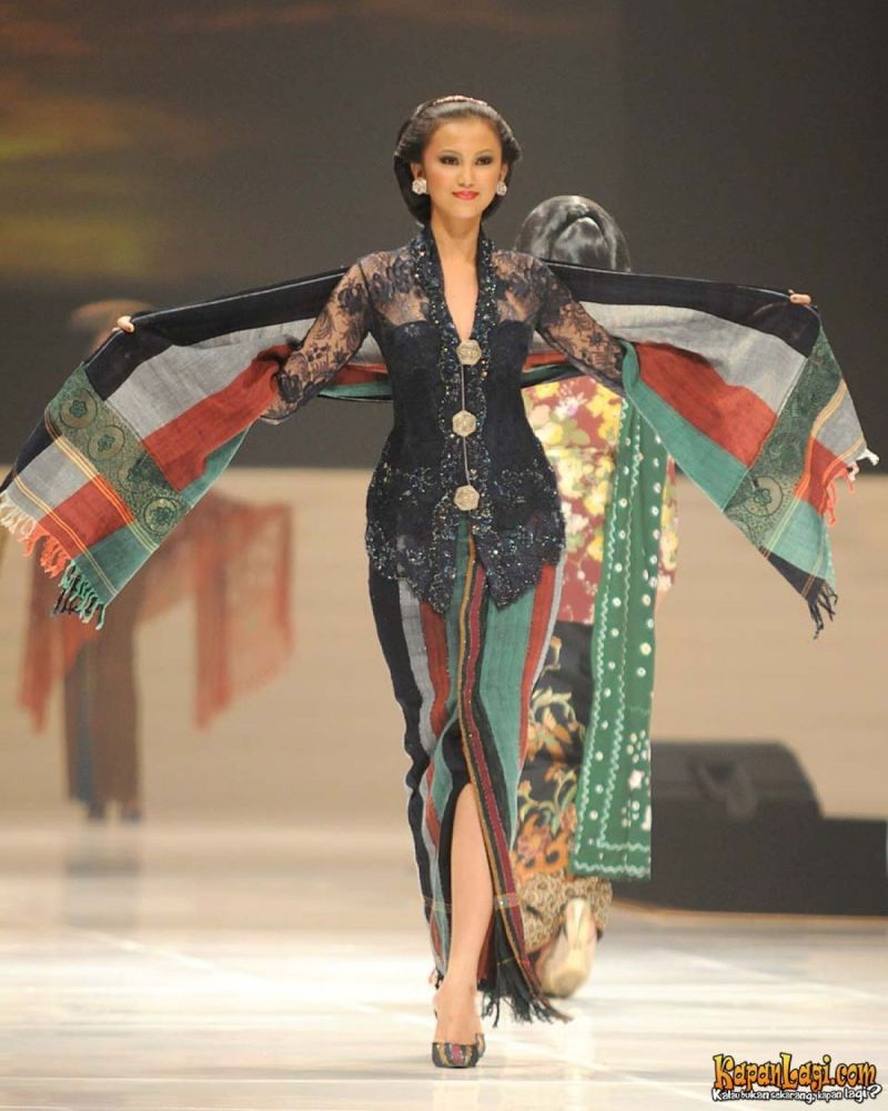 Model Kebaya Batik Anne Avantie - HOBINGEBLOG.COM